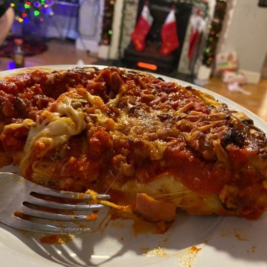 MY FAVORITE DEEP DISH PIZZA RECIPE - Delish Grandma's Recipes